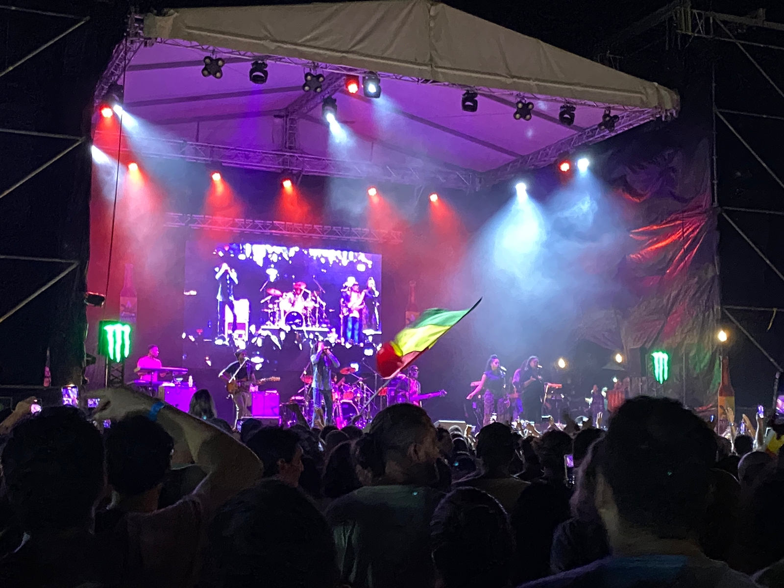 7 mil amantes del reggae abarrotaron el escenario donde cantó Julian ...