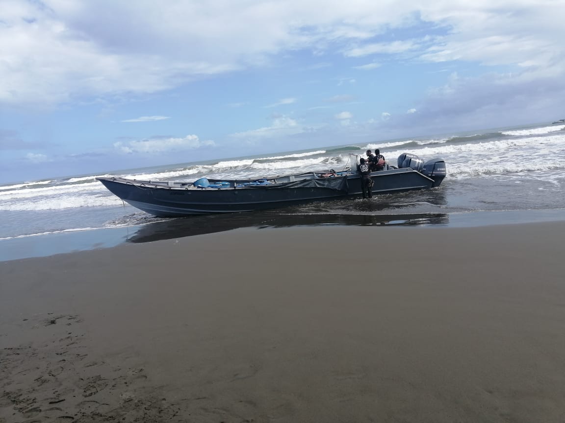 Decomisan 489 kilos de cocaína en lancha que encalló ayer en Limón ...