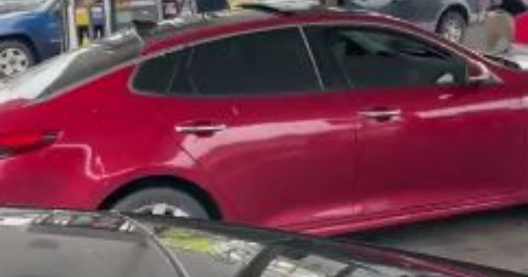 EN VIDEO | Mujer choca carro en gasolinera, huye del sitio y termina ...