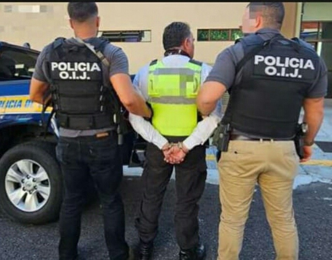 DETIENEN OFICIAL DE TRANSITO POR COBRAR MORDIDA. - SomosACRnet