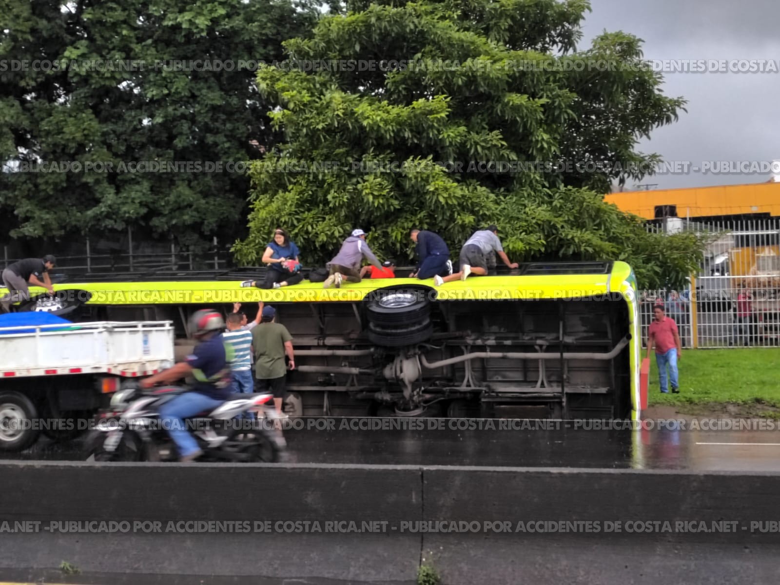 VIDEO | Accidente de tránsito en La Uruca: Autobús vuelca cerca del ...