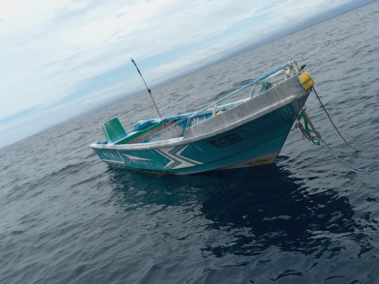 Guardacostas decomisa lancha ecuatoriana que era remolcada por un ...