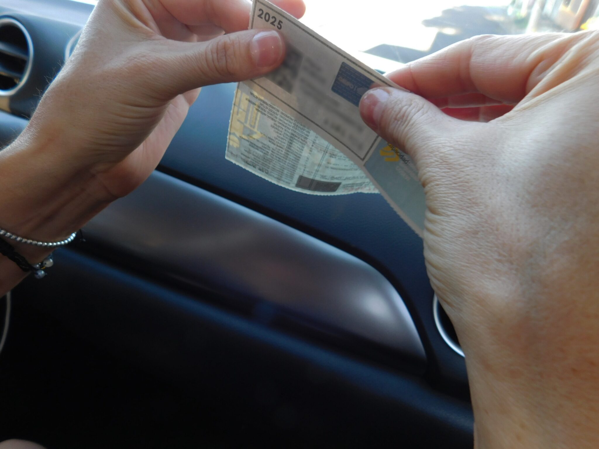 Ya puede colocar el sticker del marchamo 2026: Tránsito aclara qué ...